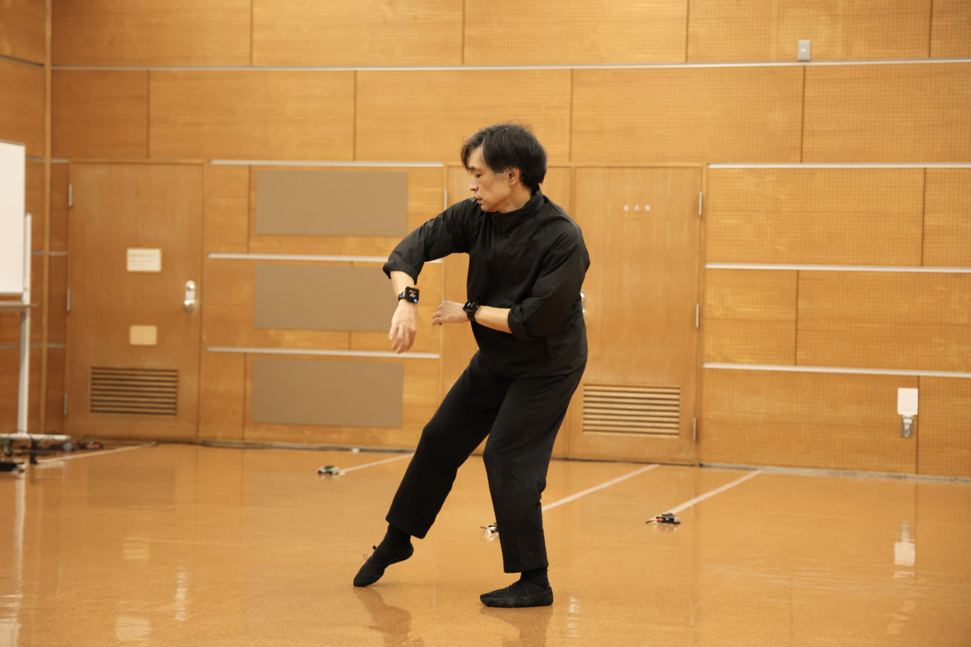 【稽古場レポート】2024年の幕開けに、体感したい。ダンスと音楽、アートのカテゴリーを軽々と越境するA.P.I. 石山雄三の新作「(NO W)AVE」 │ シアターウェブマガジン[カンフェティ]