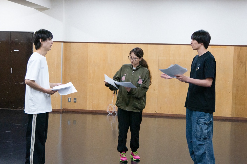 「逃げ場なしの70分1本」は、演者ではなく観客に向けてのメッセージ？ 暗転なしの人気三人芝居が、新たなスタイルで上演 │ シアターウェブ ...